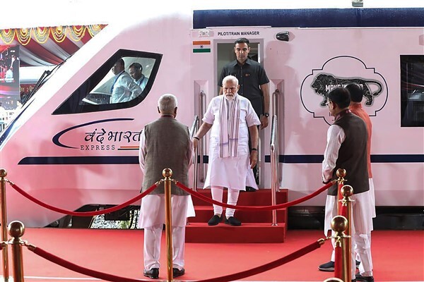 PM Narendra Modi flagging off ceremony of five Vande Bharat Express ...