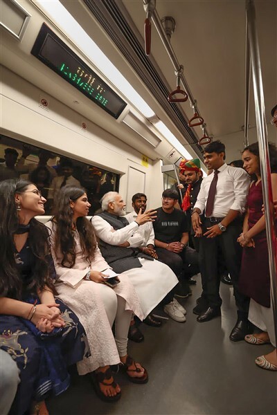 PM Narendra Modi Travels by Metro to attend its Centenary Celebrations ...