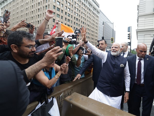 Prime Minister Narendra Modi meets with the Indian diaspora in ...