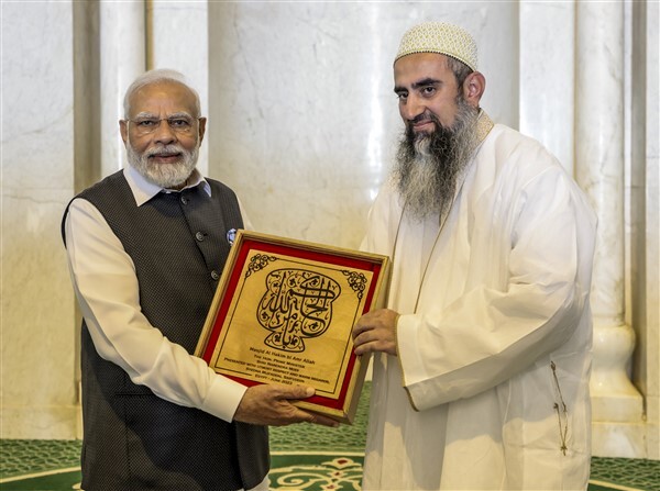 Prime Minister Narendra Modi visits 11th century Al-Hakim Mosque in ...