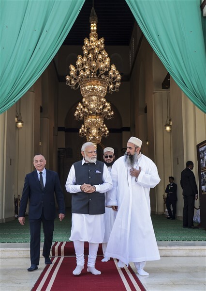 Prime Minister Narendra Modi visits 11th century Al-Hakim Mosque in ...
