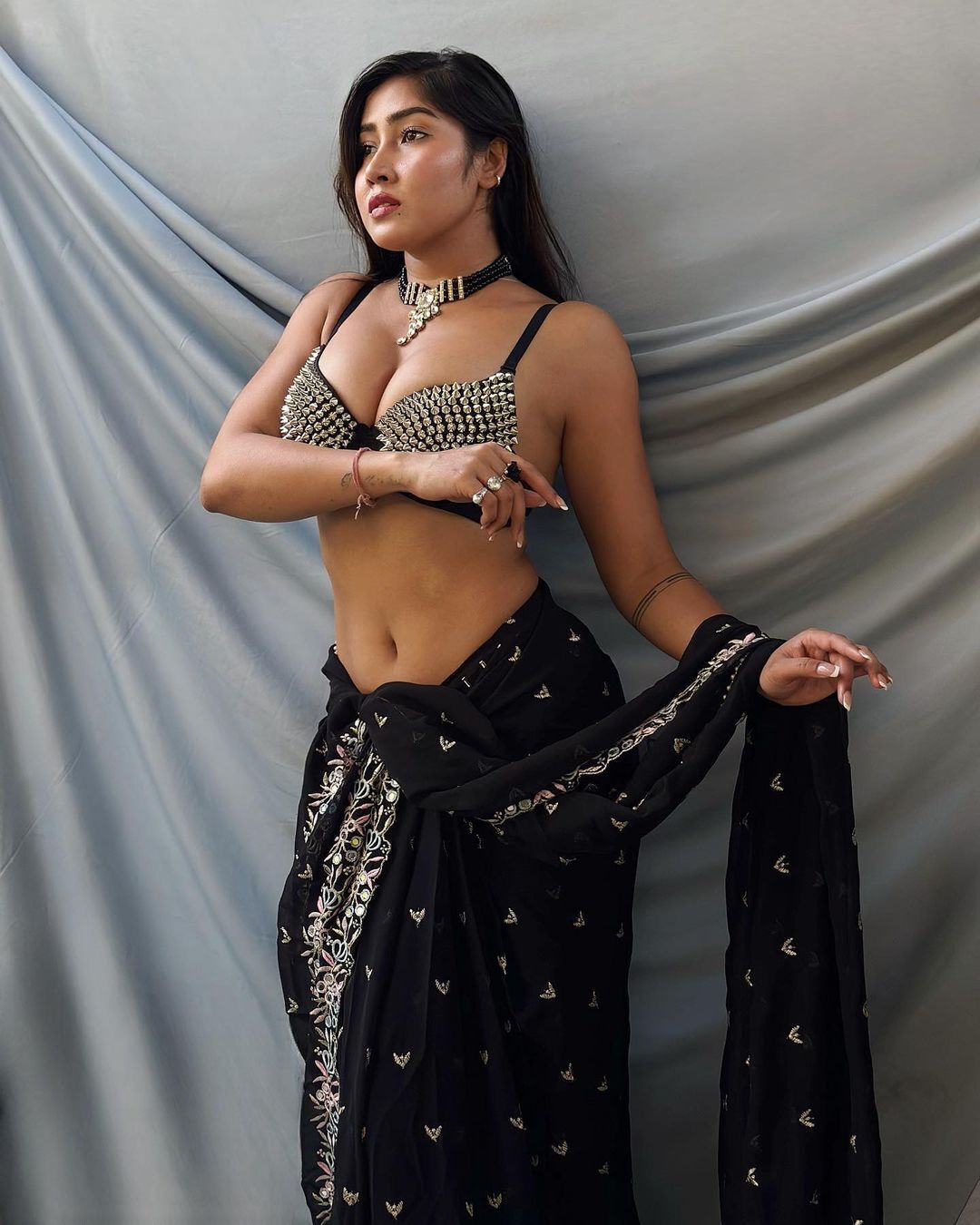 ब्लाउज की जगह ब्रा पहन Sofia Ansari ने बदन पर लपेट ली साड़ी, पल्लू गिरा कर दिए Sexy पोज | Social ...