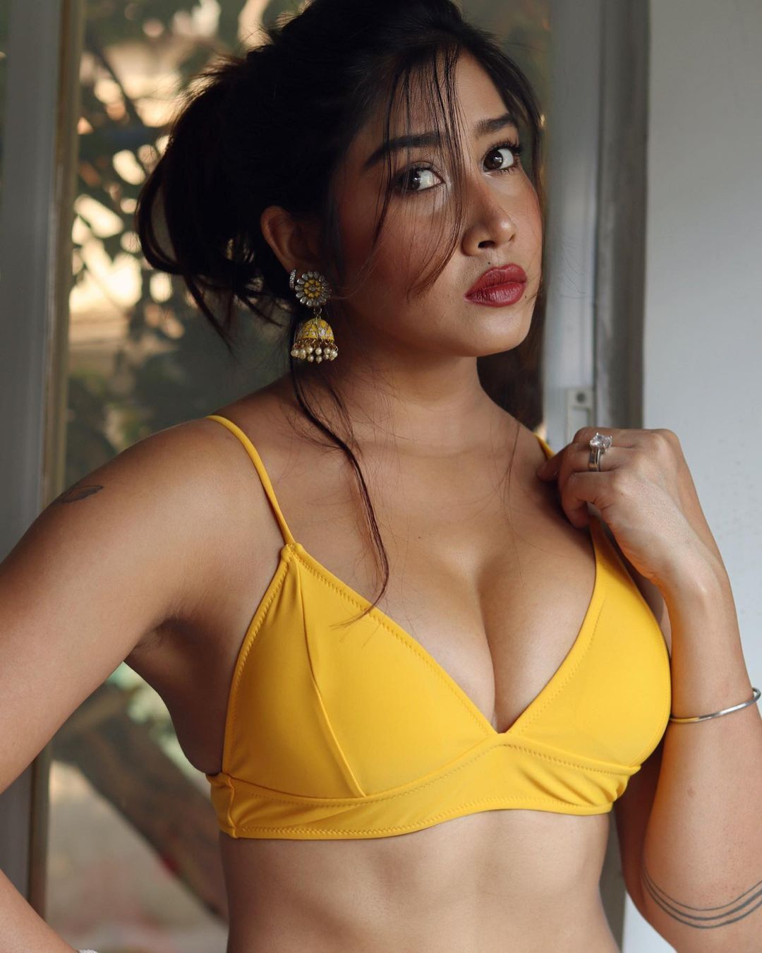 ब्लाउज की जगह ब्रा पहन Sofia Ansari ने बदन पर लपेट ली साड़ी, पल्लू गिरा कर दिए Sexy पोज | Social ...