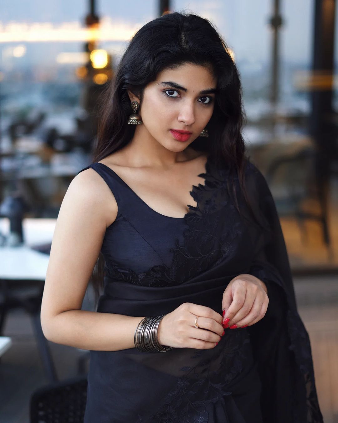 బ్లాక్ శారీలో ప్రగ్యా నగ్రా పరువాల జాతర.. చూపులతో చిత్తుచేస్తున్న తమిళ ...