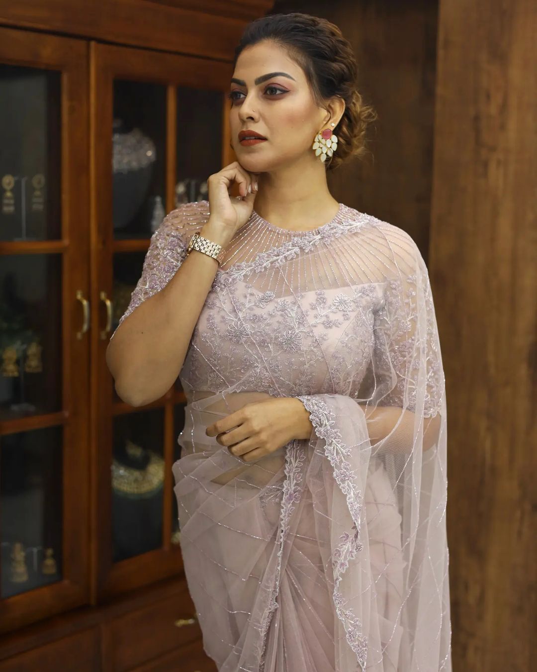 ലാവന്‍ഡര്‍ ബ്യൂട്ടി... ഈ ലുക്ക് സൂപ്പര്‍, നെറ്റ് സാരിയില്‍ കിടിലന് ...