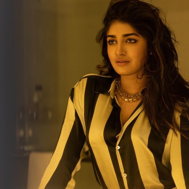 డోస్ పెంచేసిన డింపుల్ హయతి.. భామ అందాలకు కుర్రాళ్లు చిత్తు..! | Actress ...