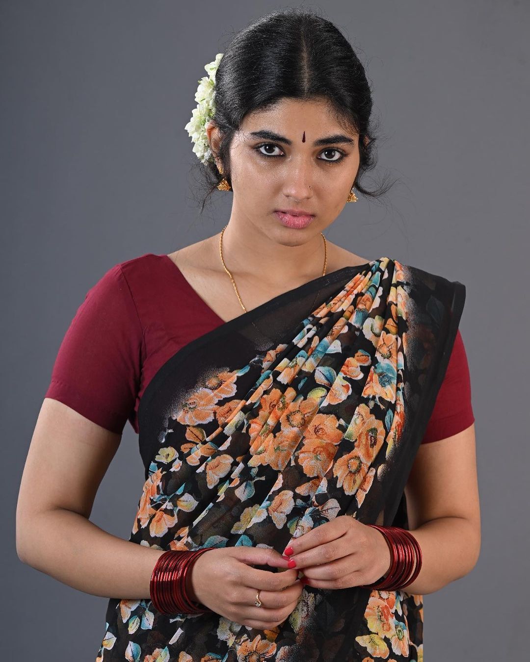 చీర కట్టులో ప్రగ్యా నగ్రా సొగసుల విందు.. బ్యూటీ జోరు పెంచిందిలే ...