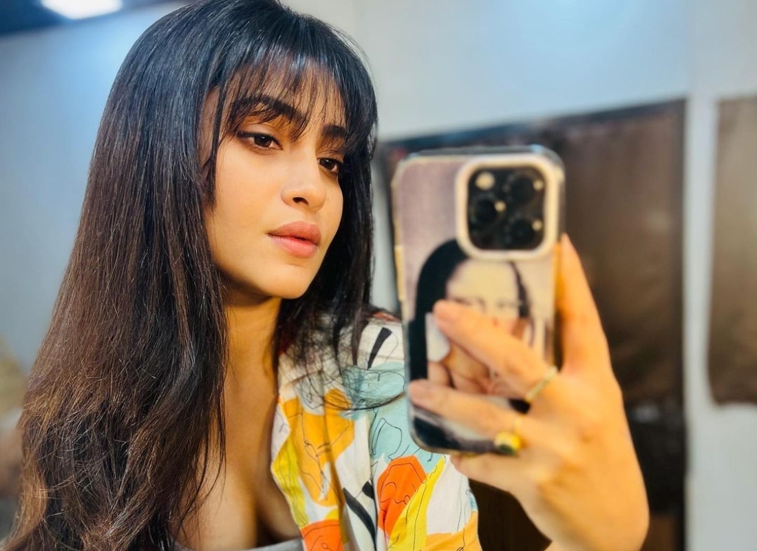 সেলফি তোলার ভঙ্গিতে ছবি তুলছেন জেসমিন, নয়া অবতার দেখে অবাক অনেকেই ...