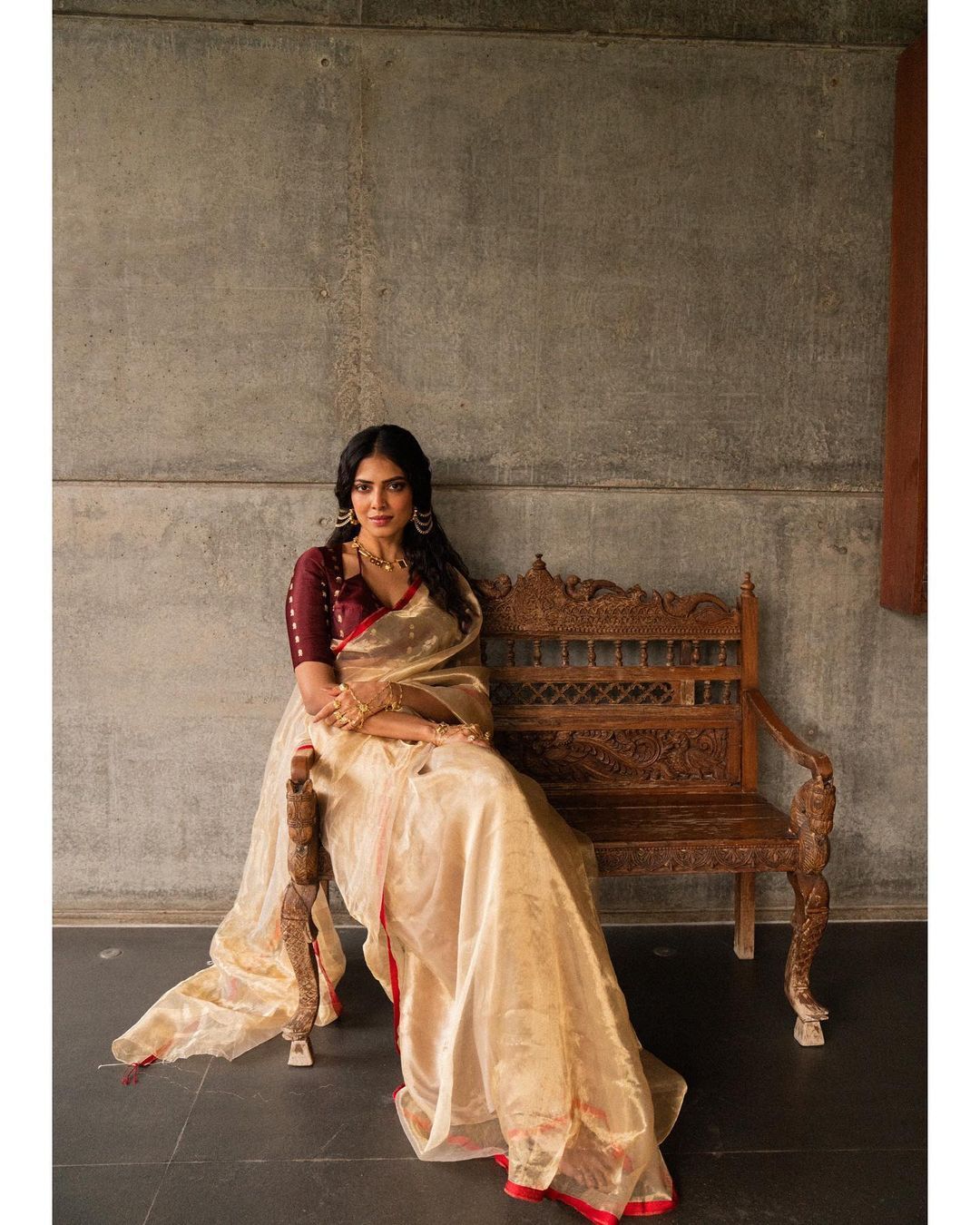 Malavika Mohanan: റോസാപ്പൂക്കൾക്ക് നടുവിൽ മിന്നി തിളങ്ങി മാളവിക മോഹന ...