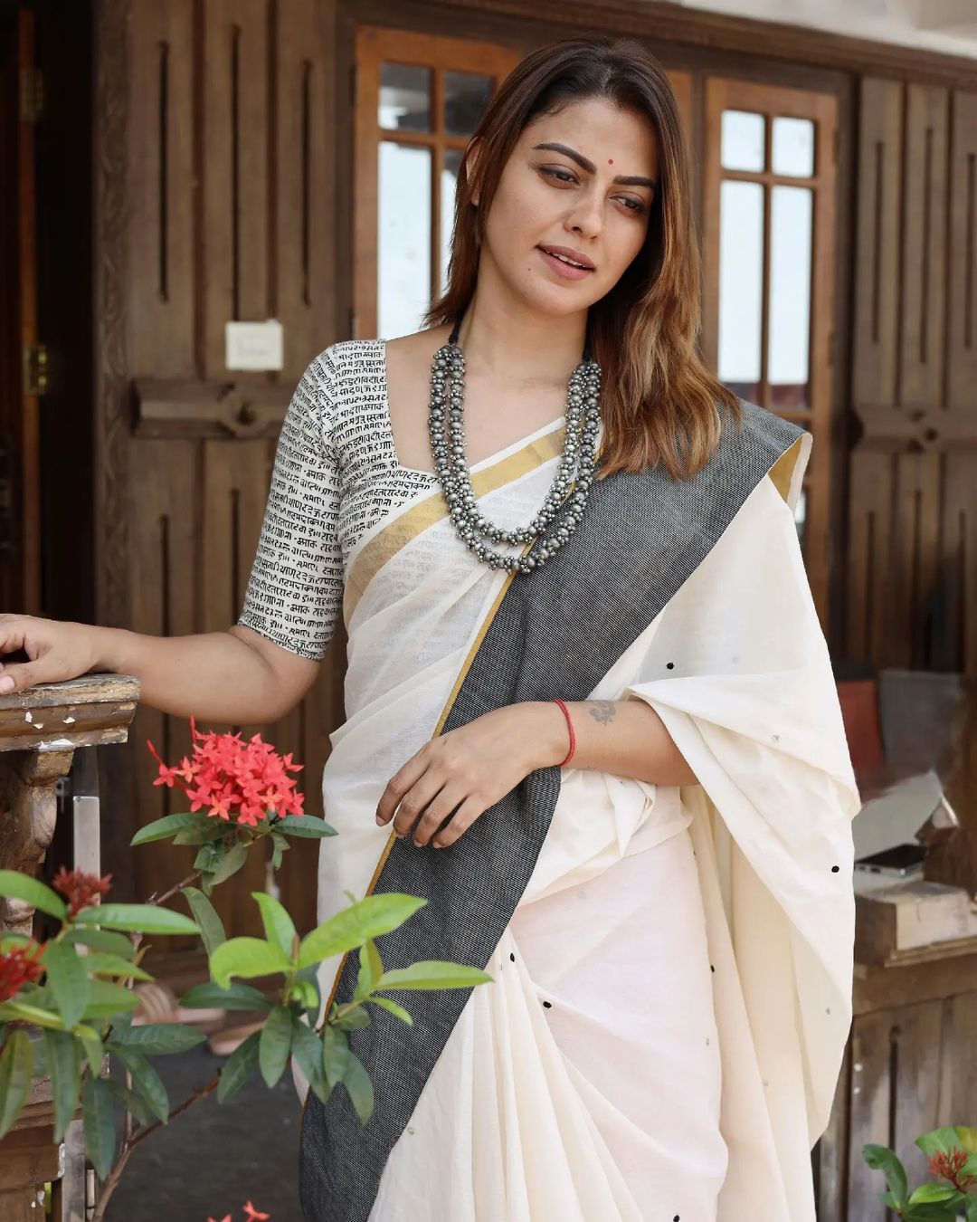 Anusree: മിന്നി മിന്നി... മിന്നിത്തിളങ്ങി അനുശ്രി... സാരിയില്‍ സ് ...