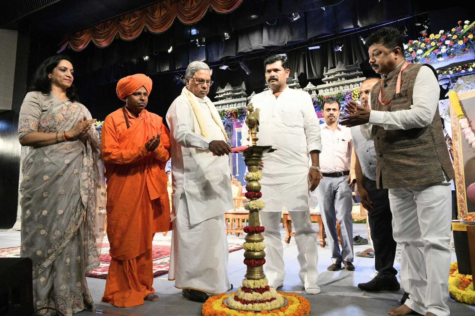 ಶಿವಶರಣ ಹಡಪದ ಅಪ್ಪಣ್ಣ ಜಯಂತಿ ಕಾರ್ಯಕ್ರಮ ಉದ್ಘಾಟಿಸಿದ ಮುಖ್ಯಮಂತ್ರಿ ಸಿದ್ದರಾಮಯ್ಯ ...