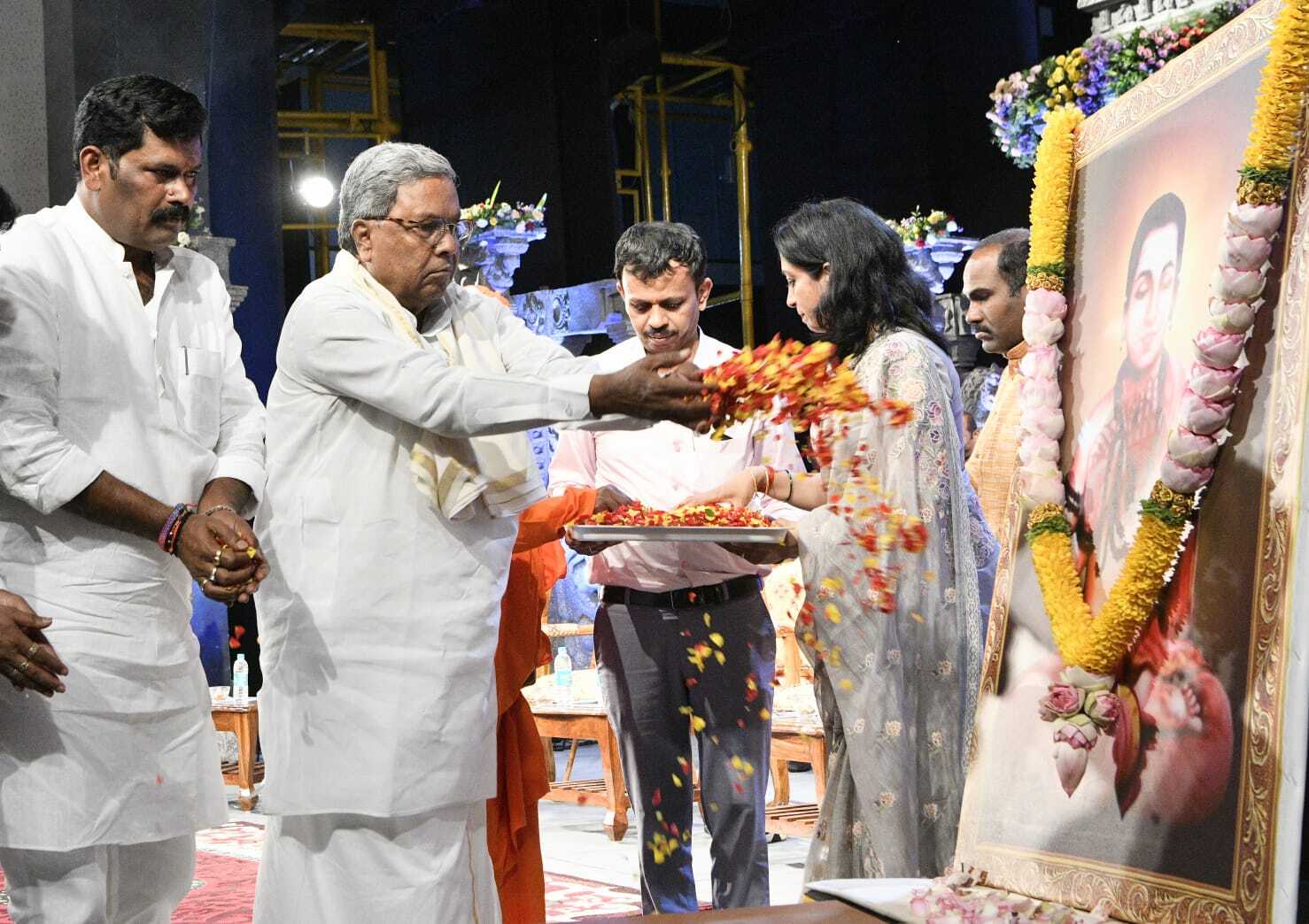 ಶಿವಶರಣ ಹಡಪದ ಅಪ್ಪಣ್ಣ ಜಯಂತಿ ಕಾರ್ಯಕ್ರಮ ಉದ್ಘಾಟಿಸಿದ ಮುಖ್ಯಮಂತ್ರಿ ಸಿದ್ದರಾಮಯ್ಯ ...