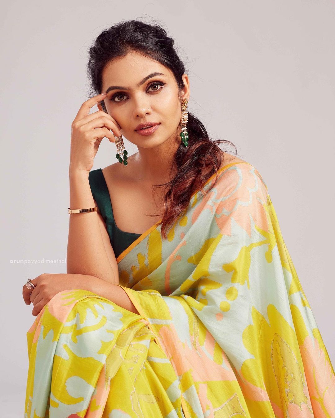 photos: விருது விழாவில் கலந்துகொண்ட 2018 பட நடிகை.. எப்படி ...