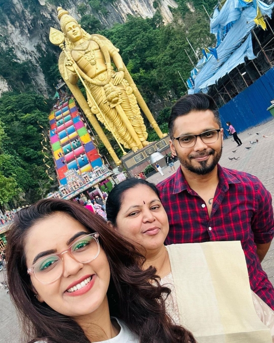 photos: குடும்பத்துடன் மலேசியா சென்ற கயல் சீரியல் நடிகை.. அவரை காணோமே ...