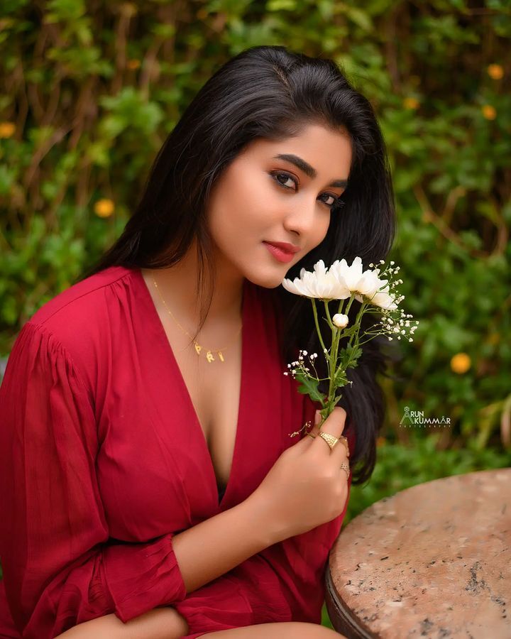 PHOTOS: சீரியலில் மட்டும் தான் அப்படி.. நீச்சல் உடையில் விஜய் டிவி நடிகை.. உறைந்துபோன ரசிகாஸ் ...