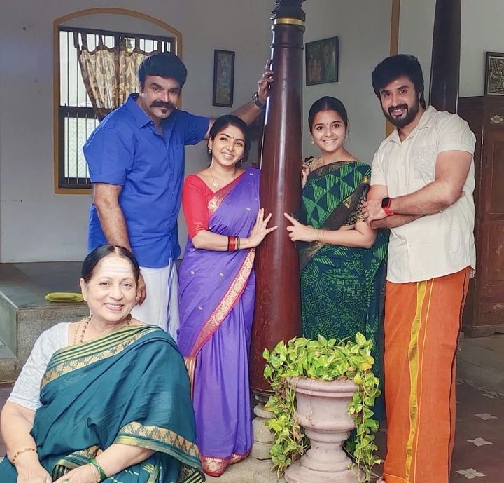 PHOTOS: மாடர்ன் உடையில் ஜாலியாக ஊர் சுற்றும் 'எதிர்நீச்சல்' விசாலாட்சி ...