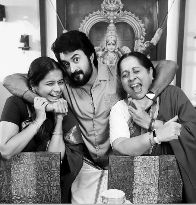 PHOTOS: மாடர்ன் உடையில் ஜாலியாக ஊர் சுற்றும் 'எதிர்நீச்சல்' விசாலாட்சி ...