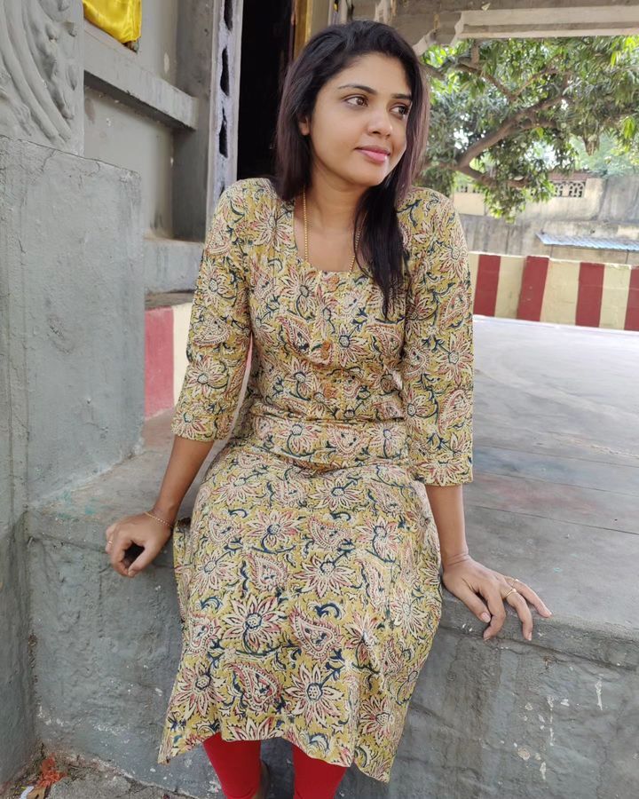 PHOTOS: புது வீடு கட்டிய பாண்டியன் ஸ்டோர்ஸ் மீனா.. எவ்வளவு பிரமாண்டம்.. புகைப்படத்தை பாத்திங்களா ...