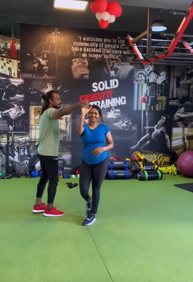 PHOTOS: ஜிம் மாஸ்டருடன் ரொமான்டிக் டான்ஸ்.. நடிகை ஷாலு ஷம்முவின் ...