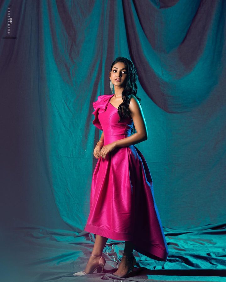 PHOTOS: முடி கருகருவென வளர வேண்டுமா? சீக்ரெட் சொன்ன லவ் டூடே பட நாயகி ...