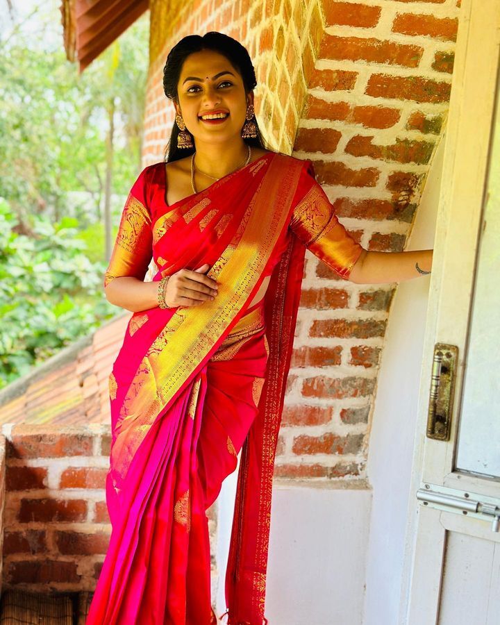 PHOTOS: முத்த காட்சியில் நடித்த எதிர்நீச்சல் ஜனனி? வீடியோவை பார்த்து ...