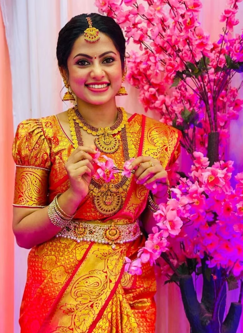 PHOTOS: முத்த காட்சியில் நடித்த எதிர்நீச்சல் ஜனனி? வீடியோவை பார்த்து ...