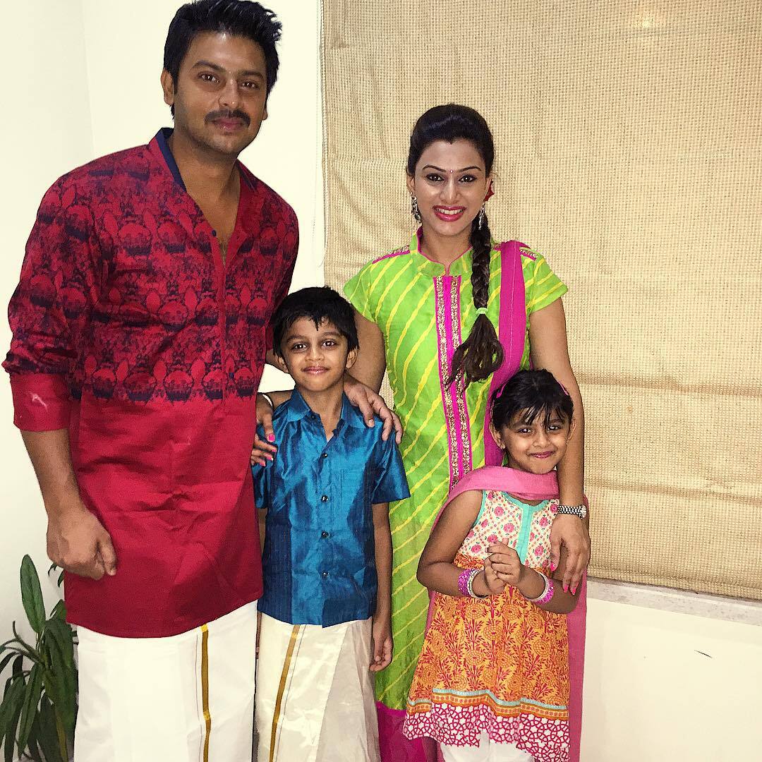 PHOTOS: சாக்லேட் பாய் ஸ்ரீகாந்தின் மனைவியா இது? நடிகைகளுக்கே டஃப் ...