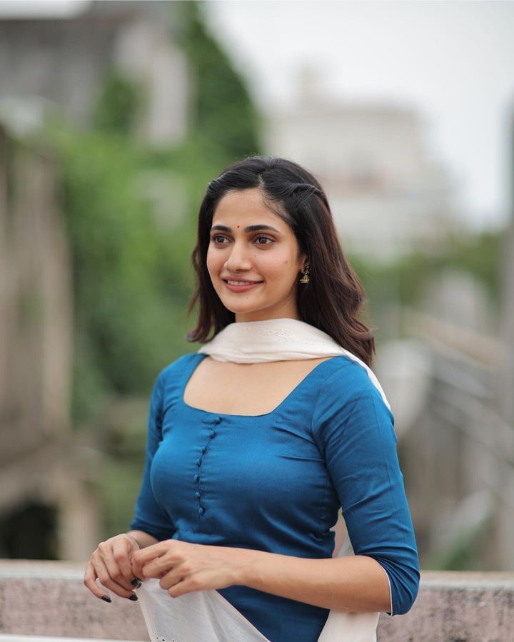 PHOTOS: சுடிதாரில் அசத்தும் பிக் பாஸ் பிரபலம்.. இணையத்தை கலக்கும் லேட்டஸ்ட் பிக்ஸ்! | Gorgeous ...