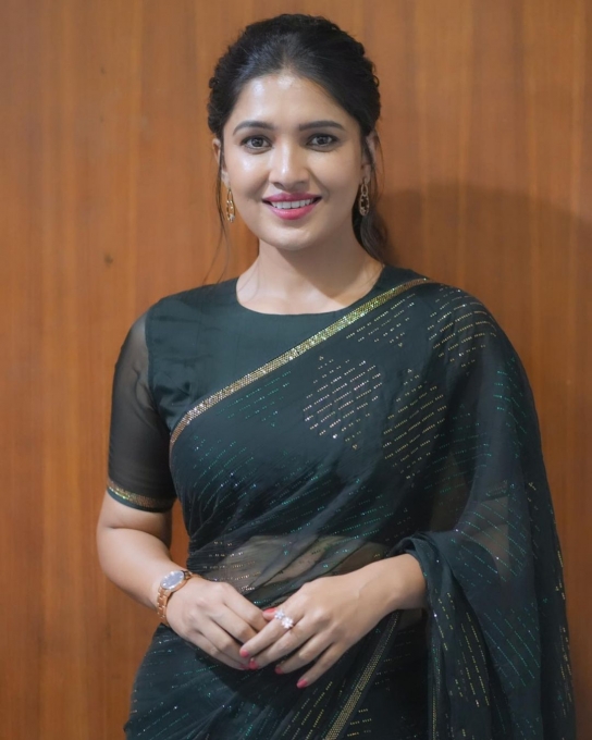 PHOTOS: நீளமான கவுனில் ஸ்டன்னிங் போட்டோஷூட்.. சின்னத்திரை நயன்தாராவின் லேட்டஸ்ட் புகைப்படங்கள் ...