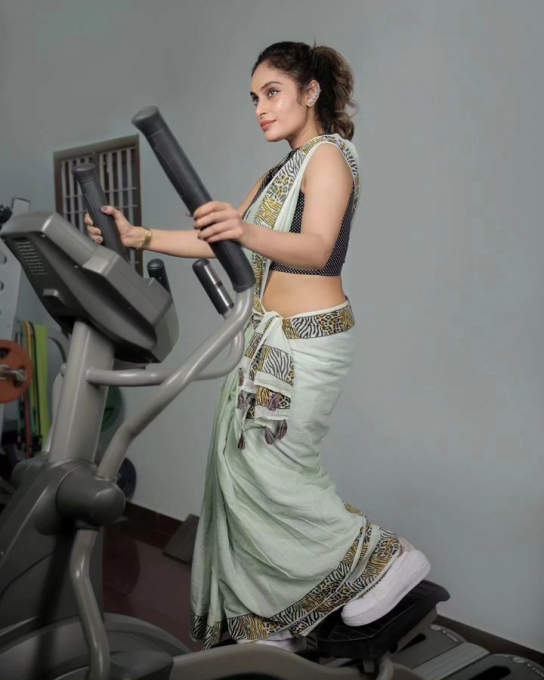 PHOTOS: இது வித்தியாசமான வொர்கவுட்டா இருக்கே.. குக் வித் கோமாளி ஷ்ருதிகாவின் லேட்டஸ்ட் போட்டோஸ் ...