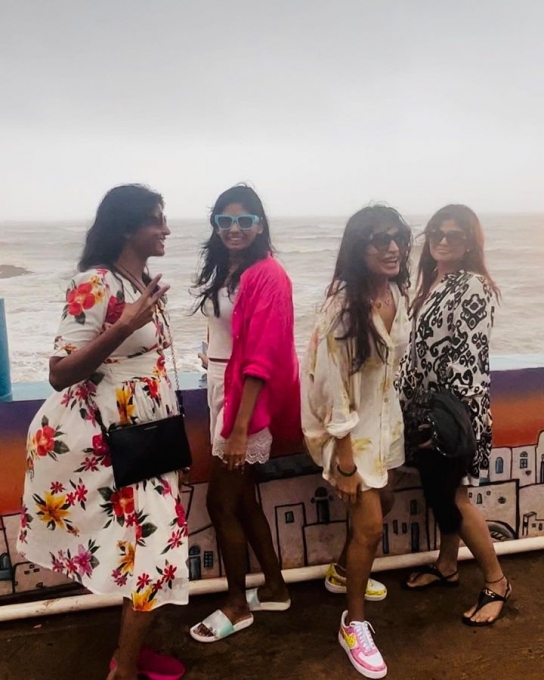 PHOTOS: சகோதரிகளுடன் கோவாவில் ஜாலி பண்ணும் காரக் குழம்பு கனி.. வெளியான ...