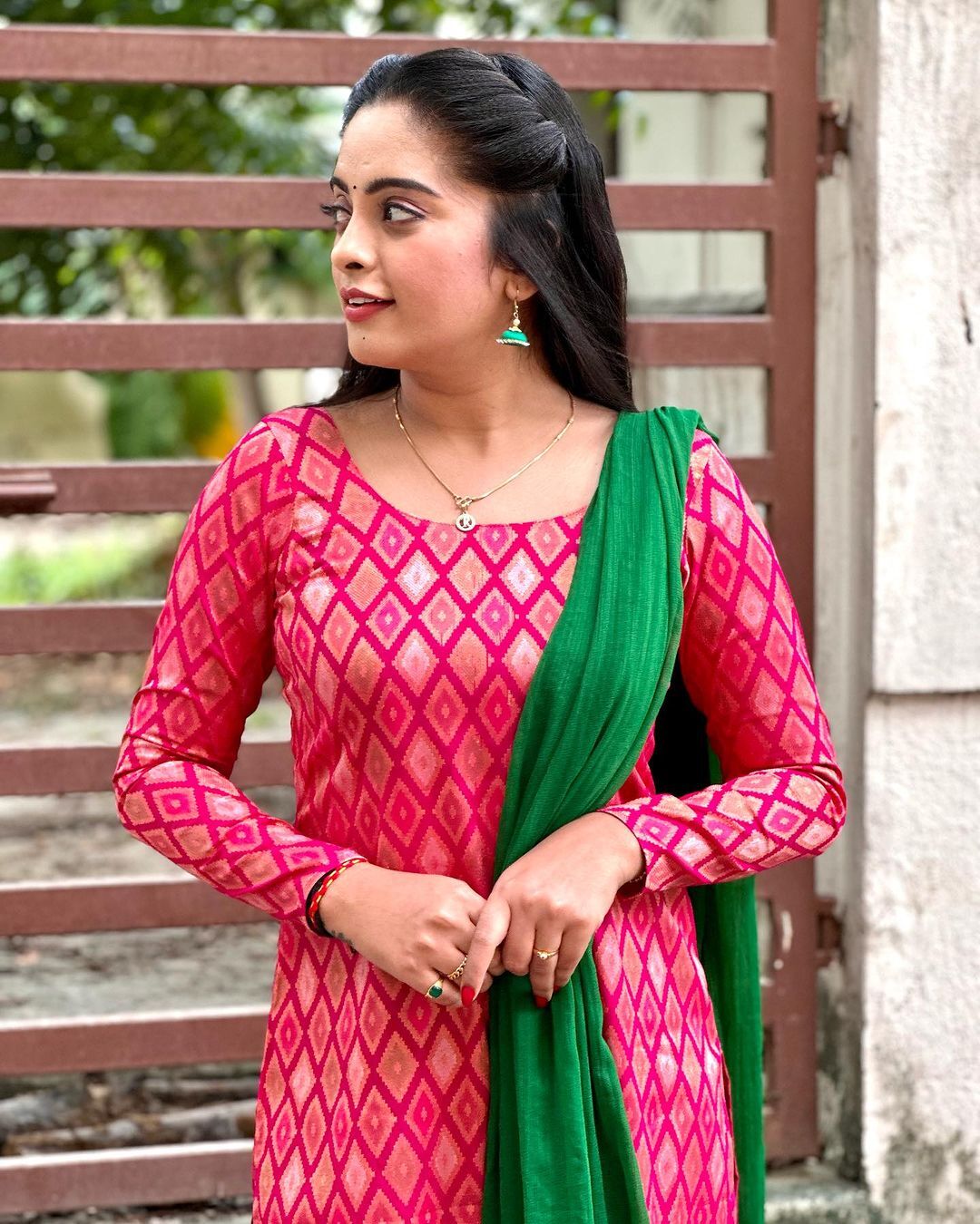 PHOTOS: செவ்வந்தி சீரியல் நடிகையா இது? மாடர்ன் உடையில் இணையத்தை ...