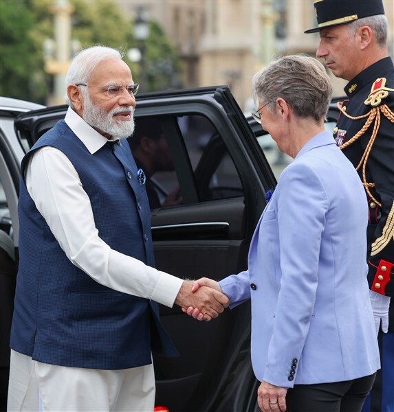 Prime Minister Narendra Modi at Bastille Day Parade In France - Oneindia