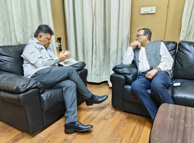 ಡಿಕೆ ಶಿವಕುಮಾರ್ ಭೇಟಿ ಮಾಡಿದ ಪ್ರಮುಖರು: ಸಮಾಲೋಚನೆ | Retired IAS Officer DV ...