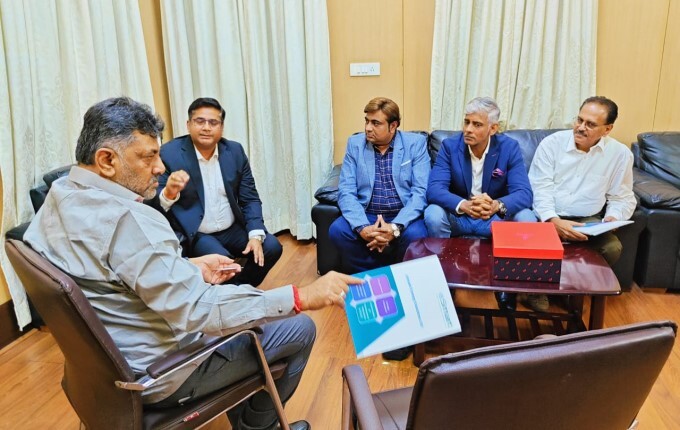 ಡಿಕೆ ಶಿವಕುಮಾರ್ ಭೇಟಿ ಮಾಡಿದ ಪ್ರಮುಖರು: ಸಮಾಲೋಚನೆ | Retired IAS Officer DV ...