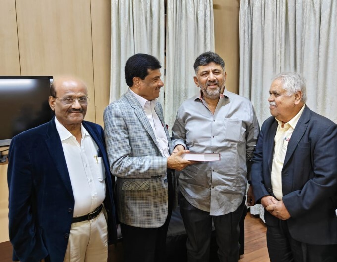 ಡಿಕೆ ಶಿವಕುಮಾರ್ ಭೇಟಿ ಮಾಡಿದ ಪ್ರಮುಖರು: ಸಮಾಲೋಚನೆ | Retired IAS Officer DV ...