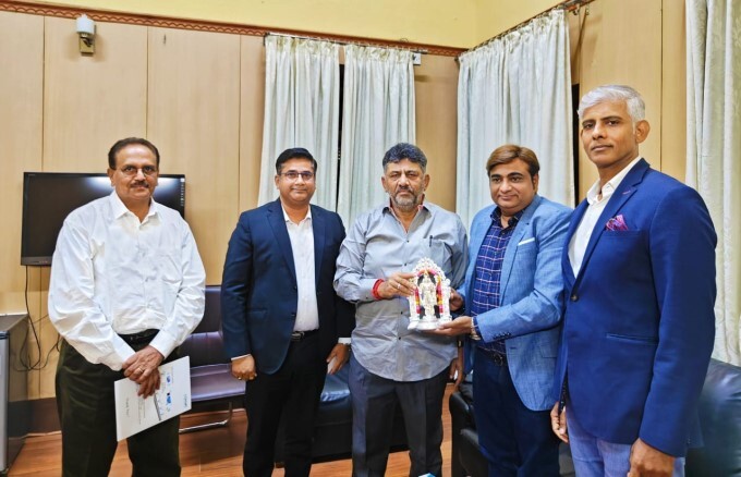 ಡಿಕೆ ಶಿವಕುಮಾರ್ ಭೇಟಿ ಮಾಡಿದ ಪ್ರಮುಖರು: ಸಮಾಲೋಚನೆ | Retired IAS Officer DV ...