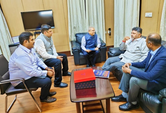 ಡಿಕೆ ಶಿವಕುಮಾರ್ ಭೇಟಿ ಮಾಡಿದ ಪ್ರಮುಖರು: ಸಮಾಲೋಚನೆ | Retired IAS Officer DV ...