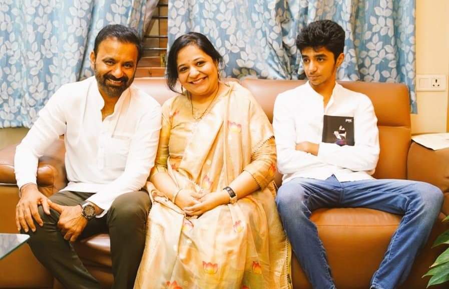 ಪುತ್ರ ಬರೆದ ಕೃತಿಯನ್ನು ಸಿಎಂ ಸಿದ್ದರಾಮಯ್ಯಗೆ ನೀಡಿದ ಸಚಿವ ಸಂತೋಷ್ ಲಾಡ್ ದಂಪತಿ ...