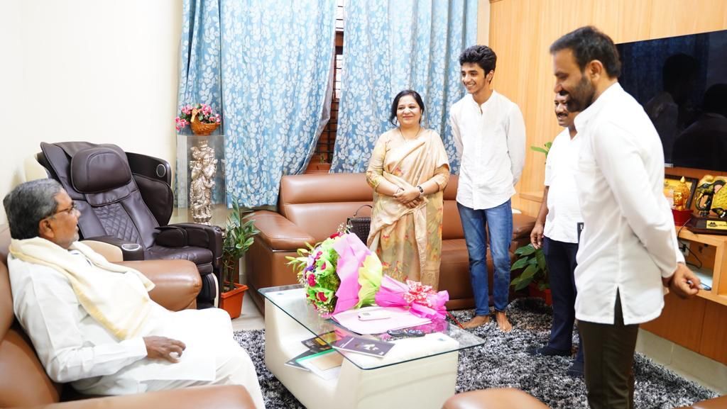 ಪುತ್ರ ಬರೆದ ಕೃತಿಯನ್ನು ಸಿಎಂ ಸಿದ್ದರಾಮಯ್ಯಗೆ ನೀಡಿದ ಸಚಿವ ಸಂತೋಷ್ ಲಾಡ್ ದಂಪತಿ ...