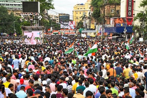 TMC Supporters Make Strong Presence at Kolkata's Martyrs' Day Rally ...