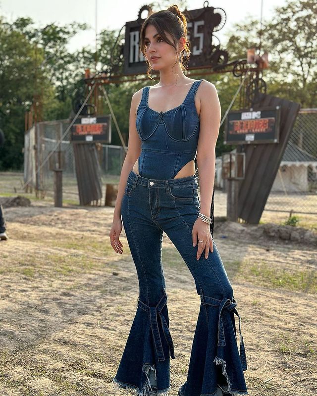 फिटनेस क्वीन रिया चक्रवर्ती ने डेनिम आउटफिट में शेयर की ग्लैमरस ...