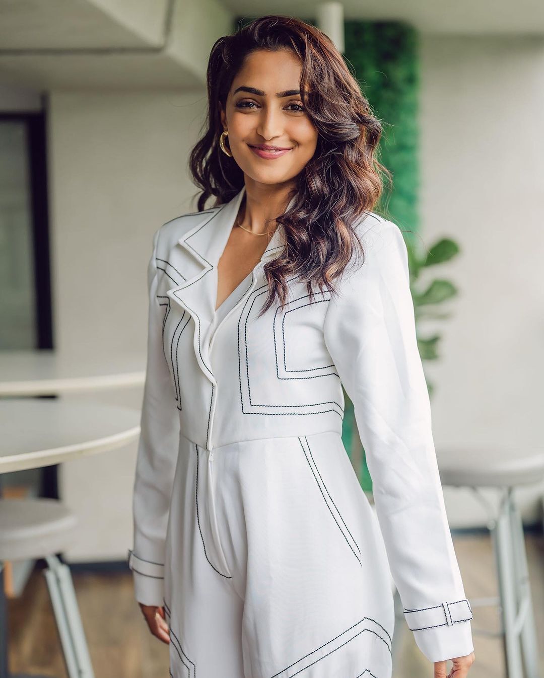 సొగసైన అందాలతో మైమరిపిస్తున్న రెబా మోనికా జాన్‌ | Actress Reba Monica ...