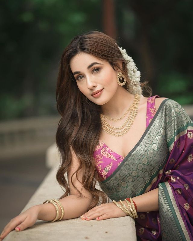 पड़ोसी मुल्क की एक्ट्रेस अदिति बुधाथोकी ने एथनिक लुक से बरपाया कहर ...