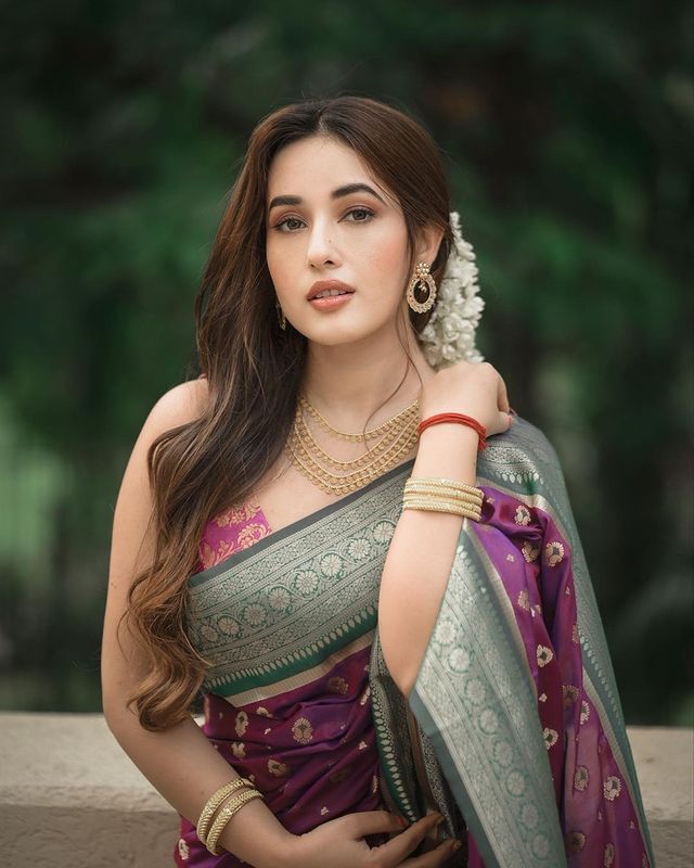 पड़ोसी मुल्क की एक्ट्रेस अदिति बुधाथोकी ने एथनिक लुक से बरपाया कहर ...