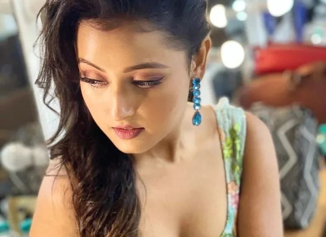 হালকা সবুজ রঙের পোশাকে নিজেকে মায়াবী করে তুলেছেন পল্লবী, দেখুন ছবি | Television Actress Pallavi ...