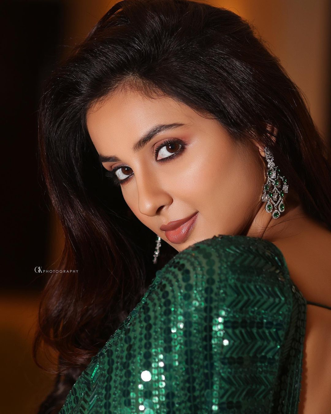 రియా సుమన్ వలపు విందు.. చూపులతోనే అట్రాక్ట్ చేస్తున్న బ్యూటీ ...