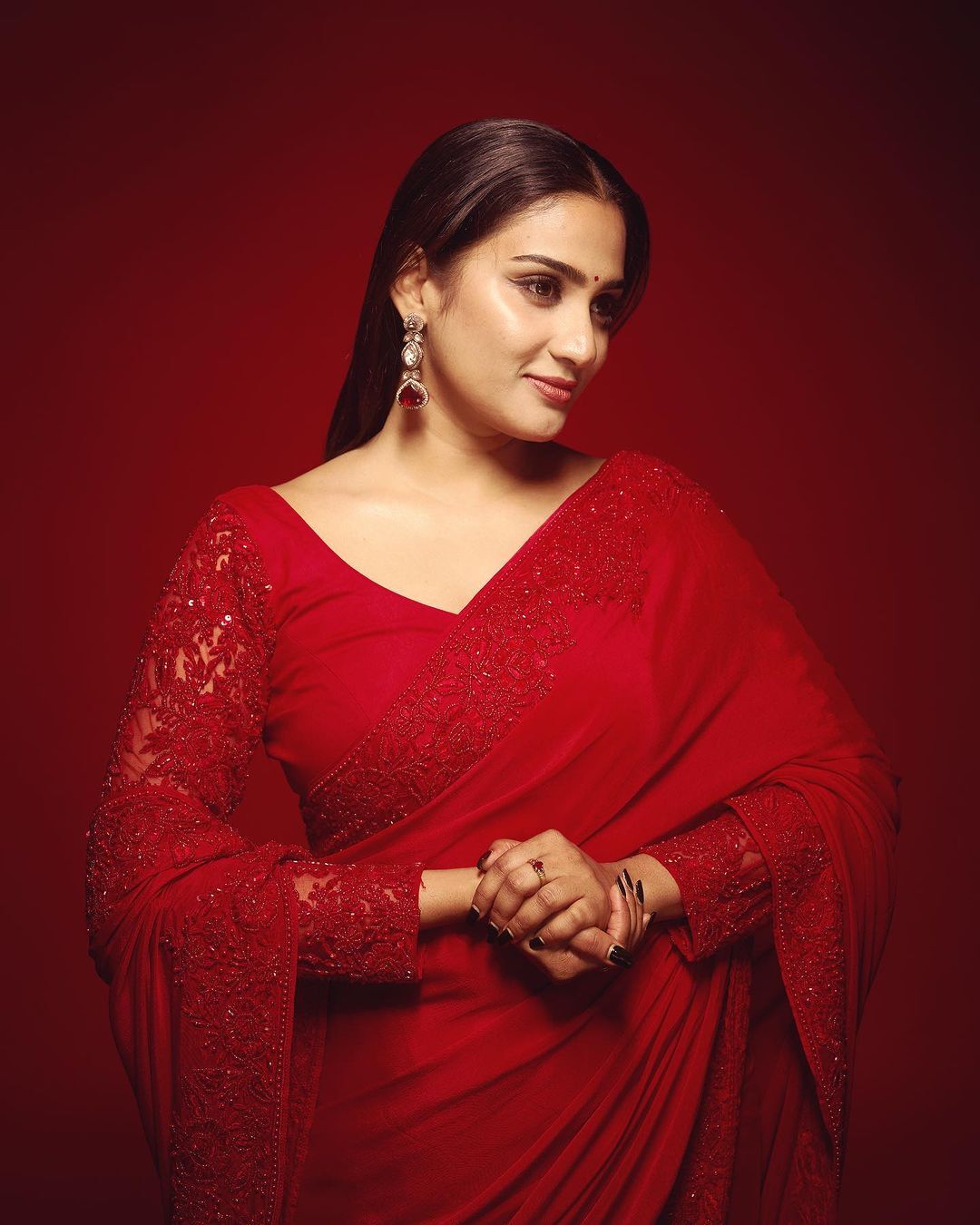 Aditi Ravi: ചുവപ്പ് സാരിയില്‍ അതിസുന്ദരിയായി അതിഥി രവി, പുതുപുത്തന് ...