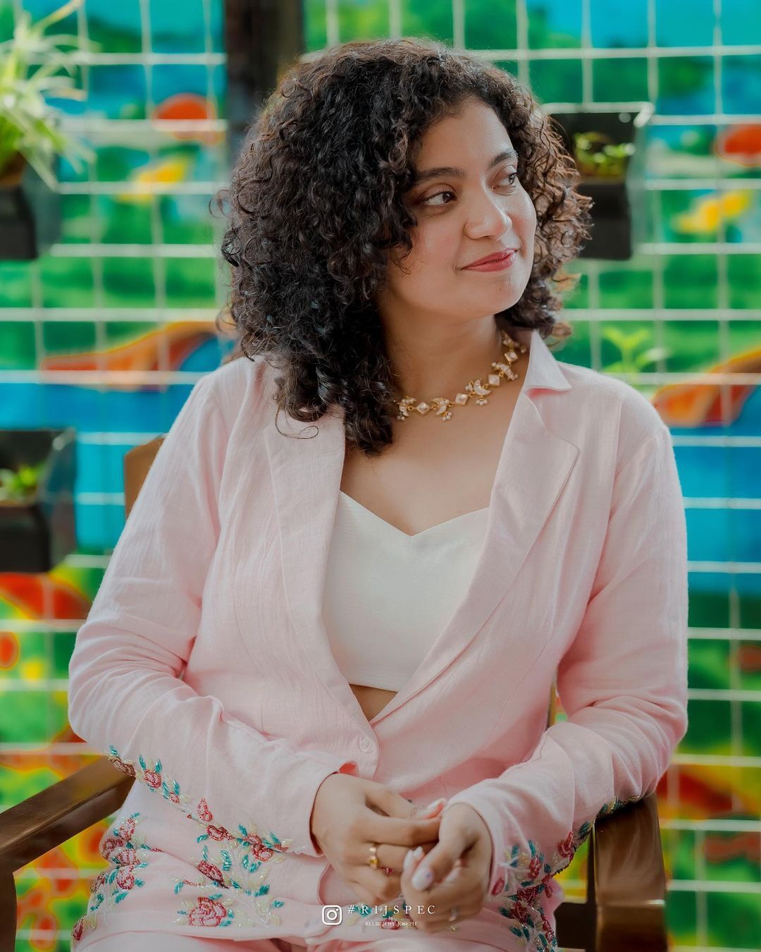 Anna Ben: ഇളം പച്ചയില്‍ മിന്നിത്തിളങ്ങി ബോള്‍ഡ് ലുക്കുമായി അന്ന ബെന് ...