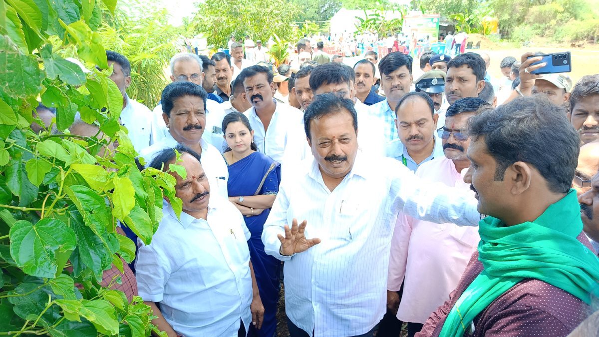 ಚಿತ್ರದುರ್ಗ ರೈತನ ತೋಟಕ್ಕೆ ಕೃಷಿ ಸಚಿವ ಚಲುವರಾಯಸ್ವಾಮಿ ಭೇಟಿ | Cheluvarayaswamy ...